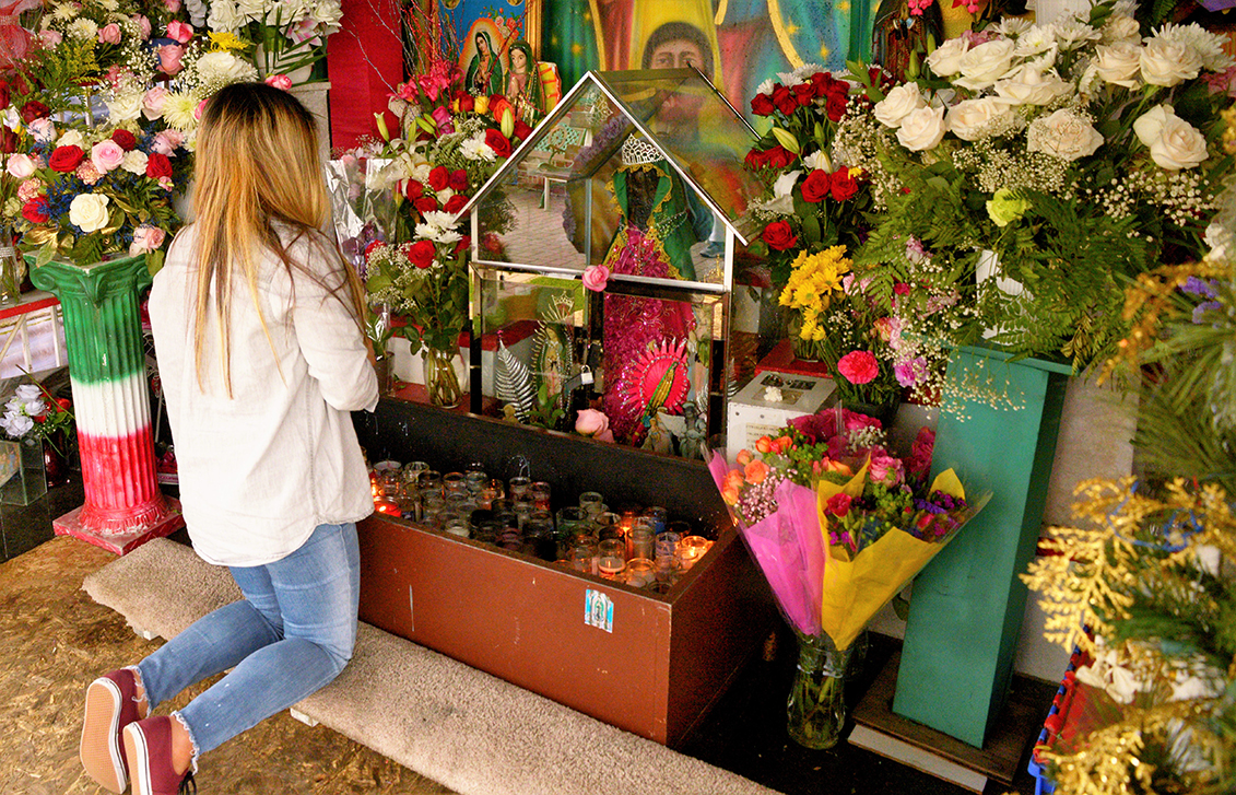 capilla mexicanos rezando | Reporte Hispano
