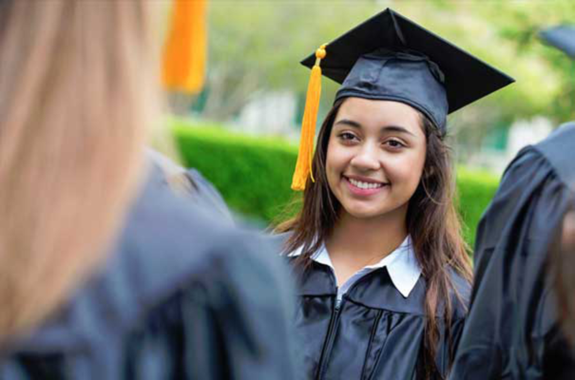estudiante hispana graduacion | Reporte Hispano