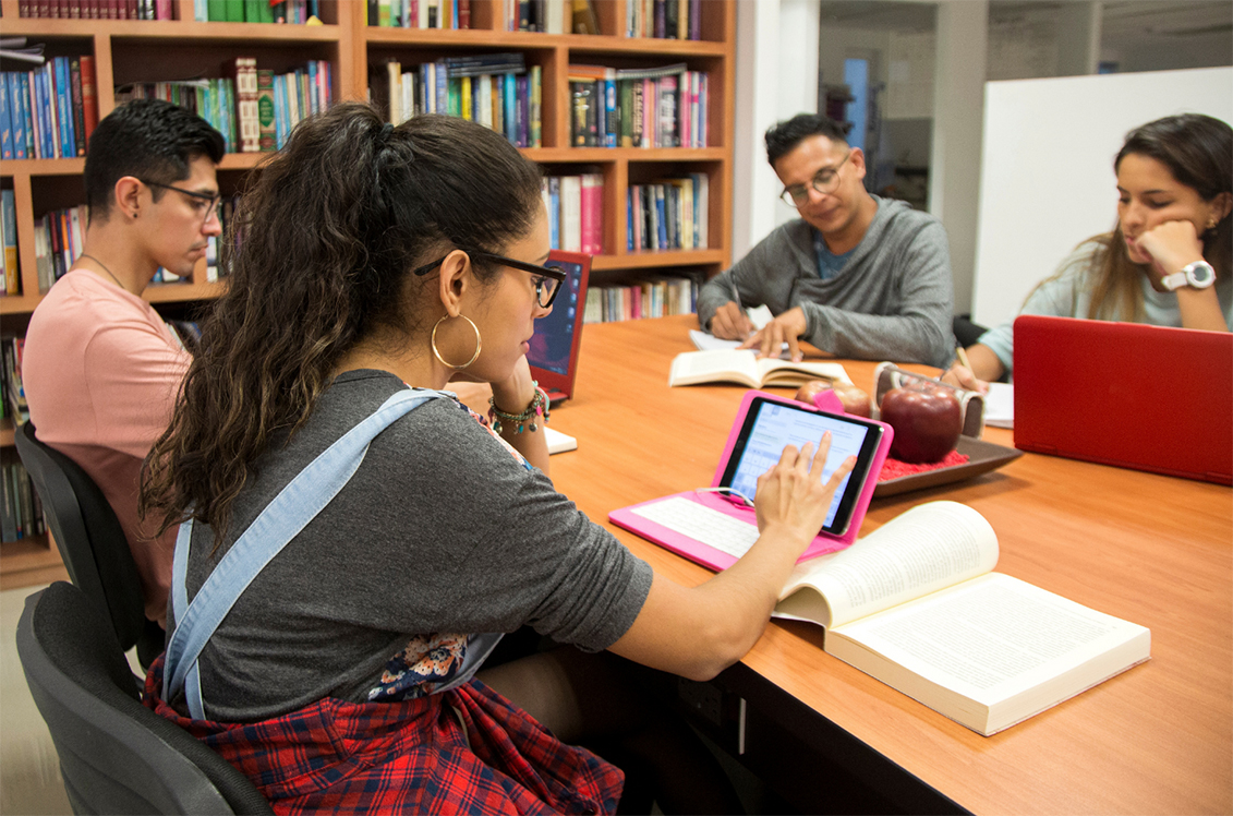 Los estudiantes latinos que asisten a universidades con una gran ...