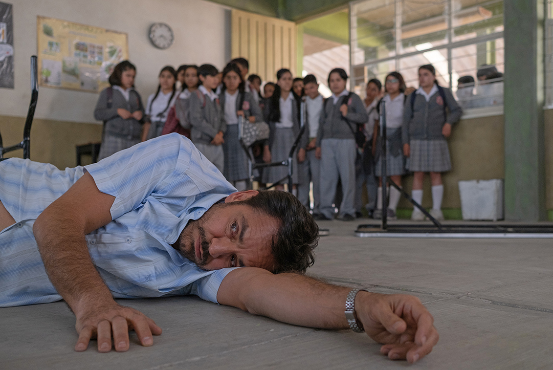 El actor Eugenio Derbez enseña y aprende en la película “Radical ...