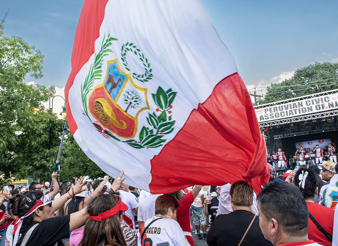 Peruanos izan su bandera en 14 ciudades de NJ | Reporte Hispano